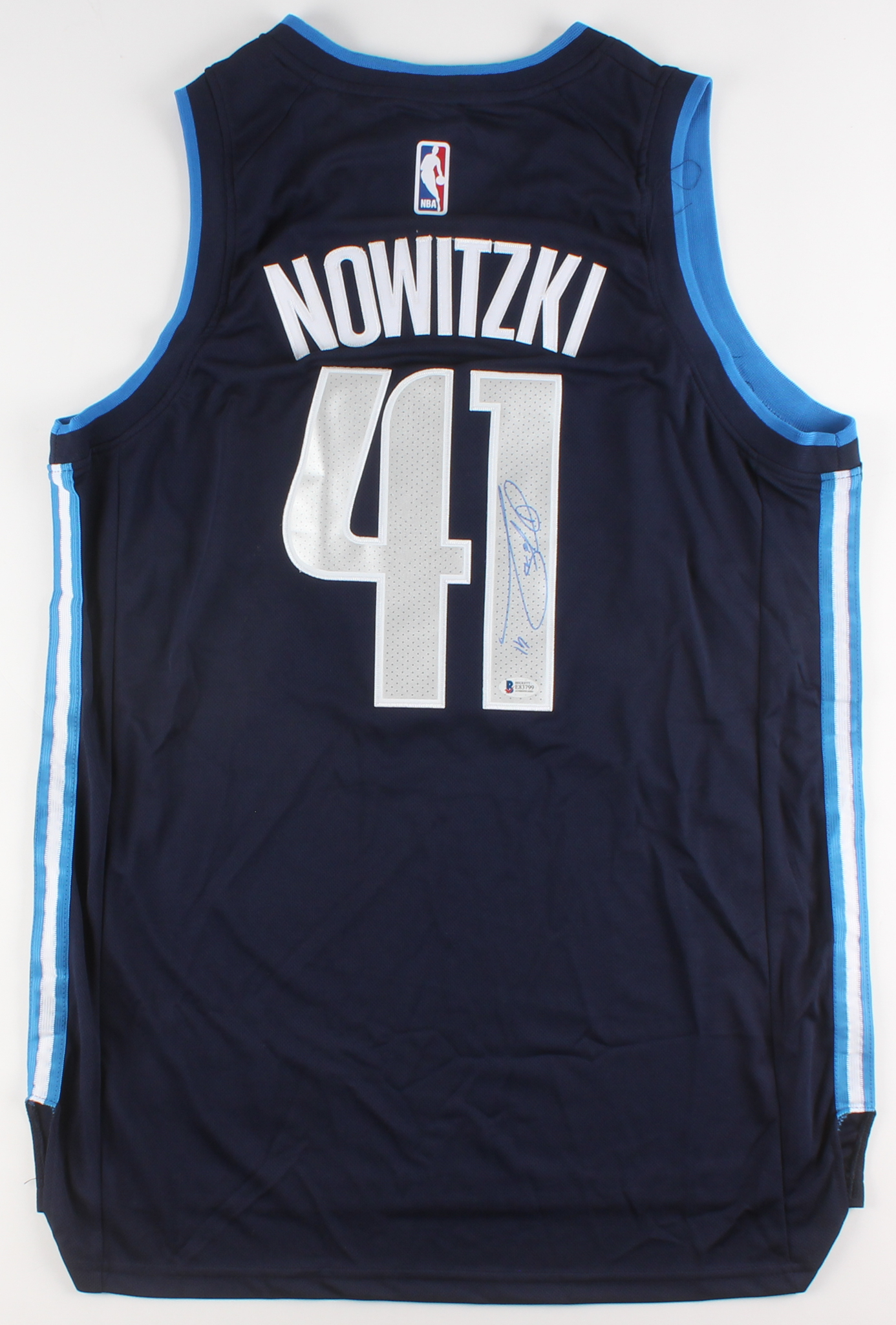 Dirk Nowitzki Signed Dallas Mavericks Jersey (Beckett COA) | Pristine ...