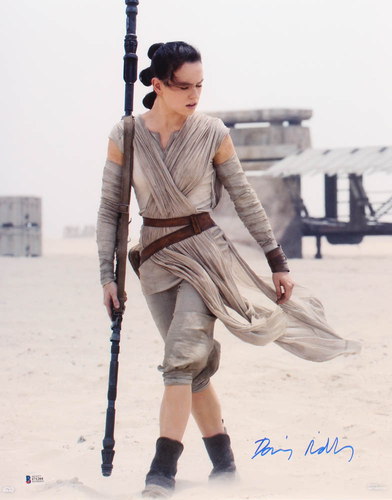 Daisy Ridley Signed "Star Wars: The Force Awakens" 16x20 Photo (Beckett ...