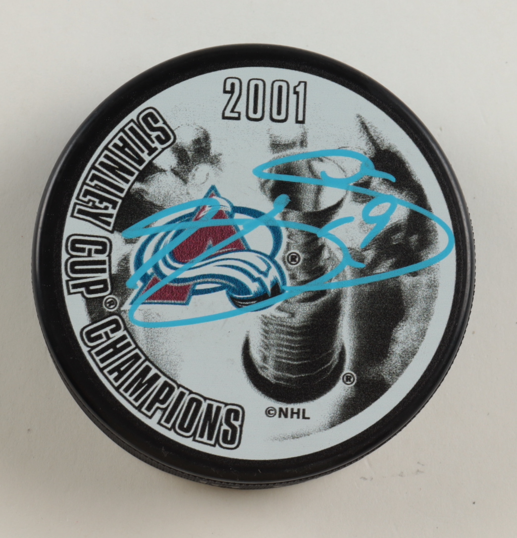 Joe Sakic Signed 2001 Avalanche Stanley Cup Champions Logo Hockey Puck ...