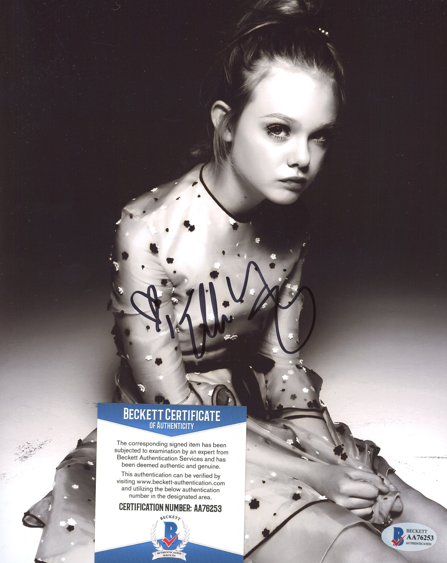 Elle Fanning Signed 8x10 Photo (Beckett) | Pristine Auction