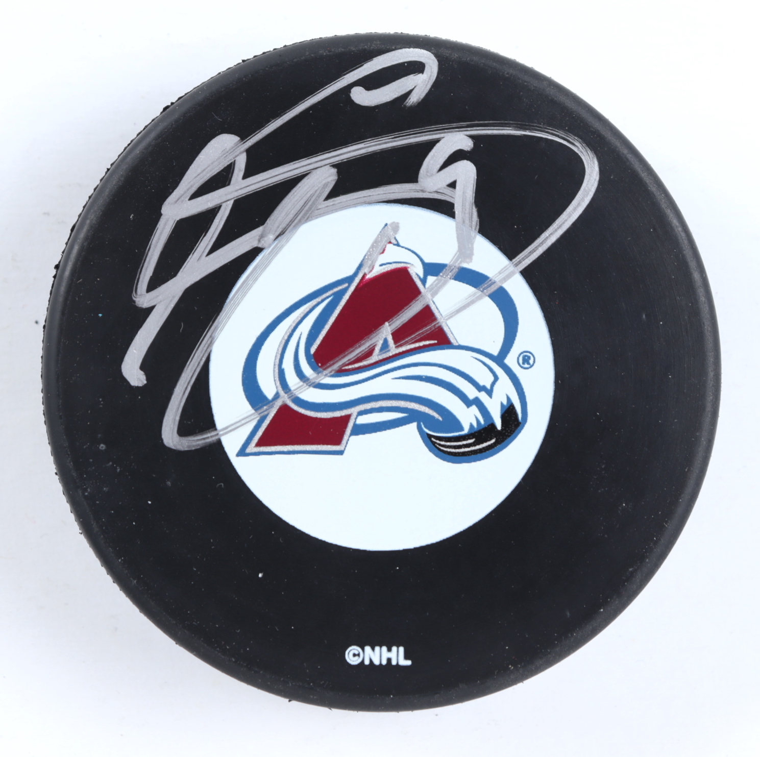 Joe Sakic Signed Avalanche Logo Hockey Puck (Beckett) | Pristine Auction