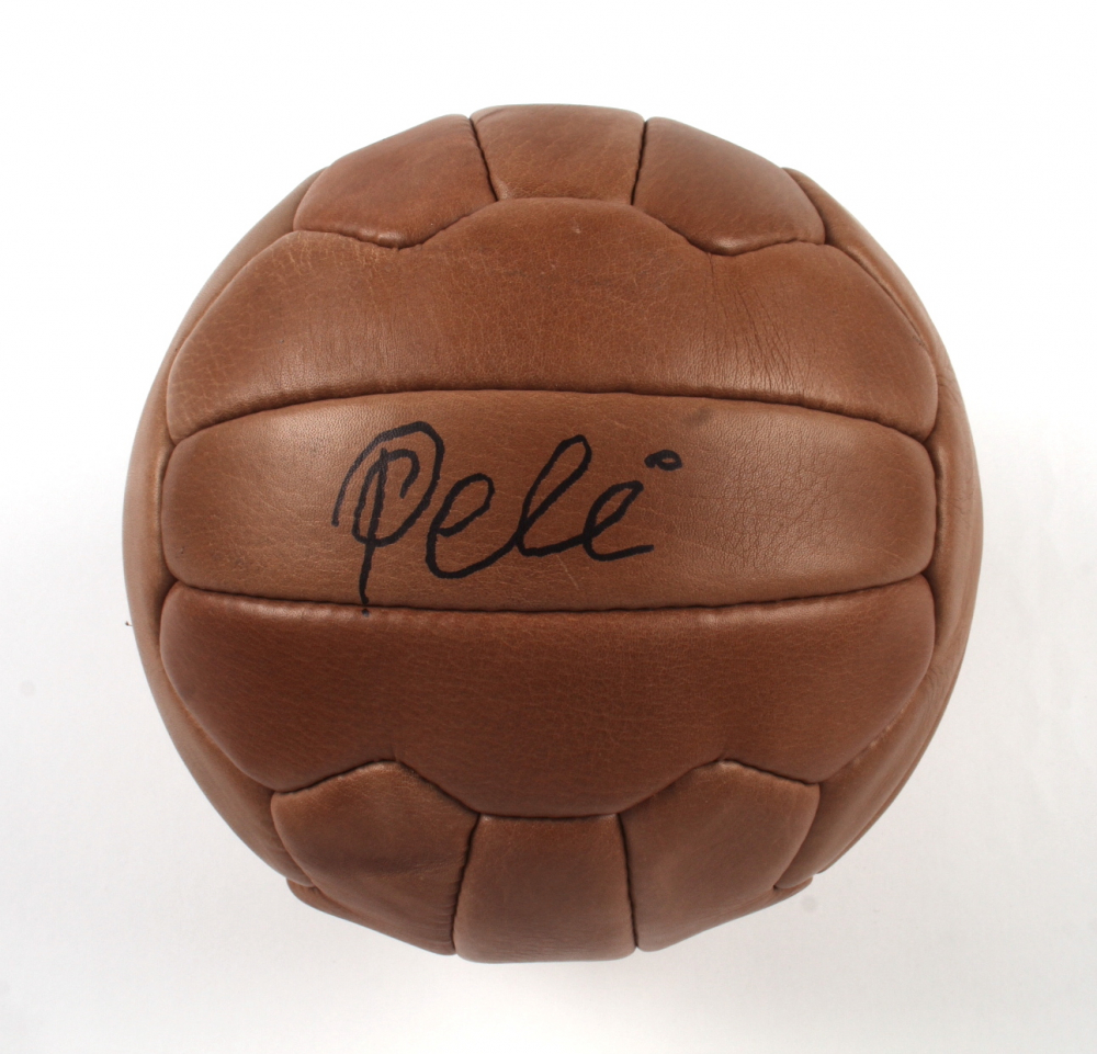 Pele Signed Soccer Ball (Beckett) | Pristine Auction