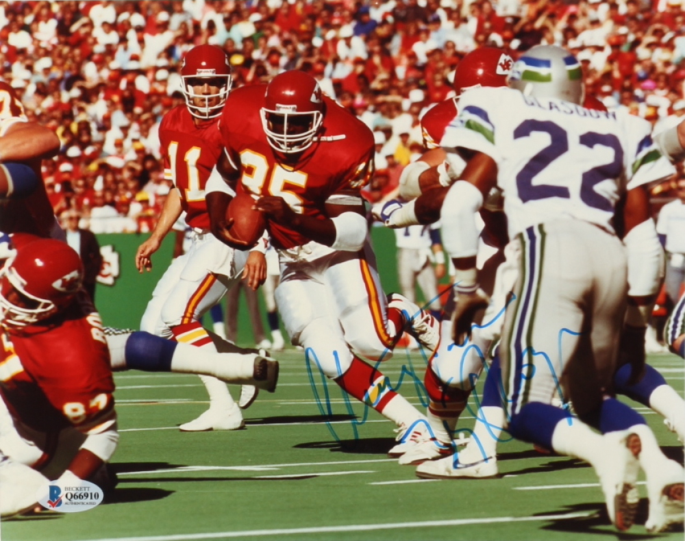 Christian Okoye Signed Chiefs 8x10 Photo (Beckett) | Pristine Auction