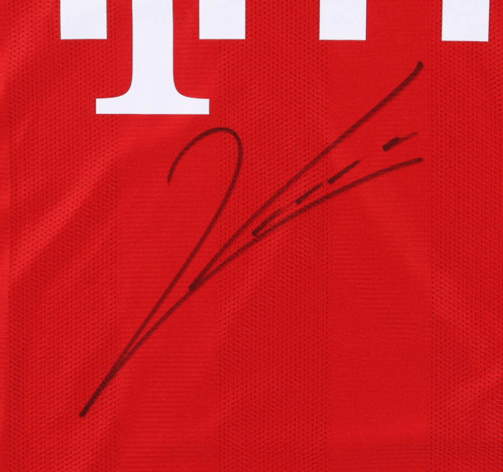 Robert Lewandowski Signed Bayern Munich Jersey (Beckett) | Pristine Auction