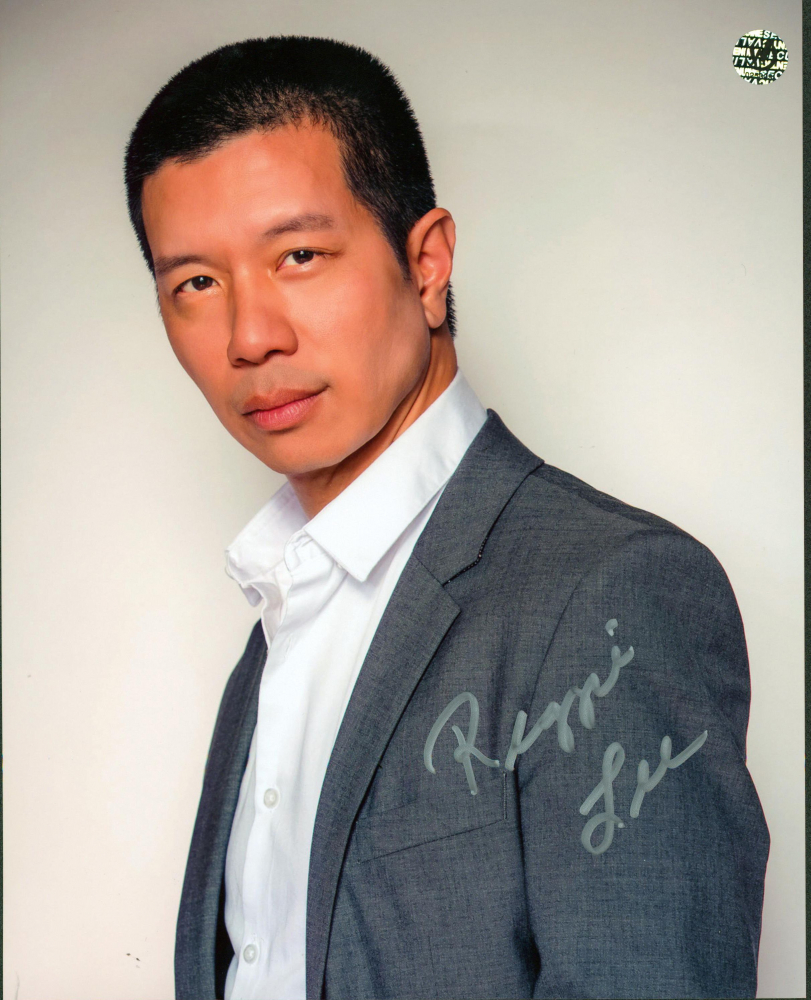 Reggie Lee Signed 8x10 Photo (Wizard World) | Pristine Auction