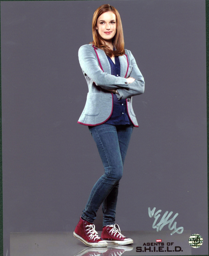 Elizabeth Henstridge Signed "Agents of S.H.I.E.L.D." 8x10 Photo (Wizard World) | Pristine Auction