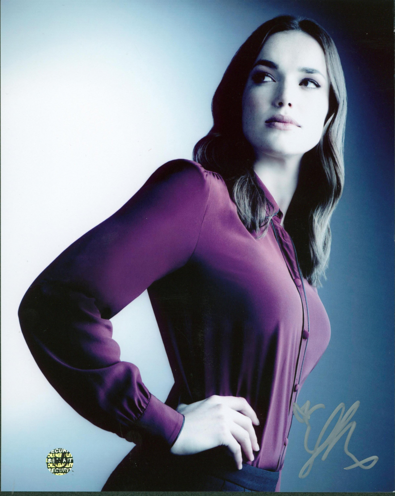 Elizabeth Henstridge Signed "Agents of S.H.I.E.L.D." 8x10 Photo (Wizard World) | Pristine Auction