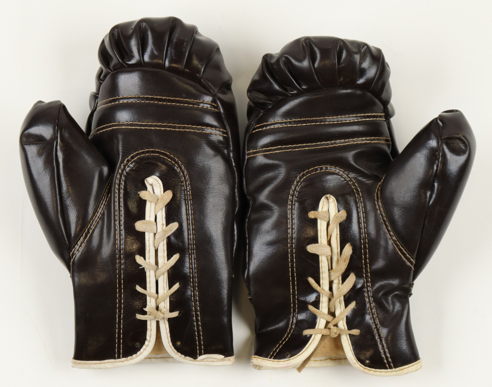 Mike Tyson Signed Vintage 1960s Vintage Leather Boxing Glove (Tyson ...