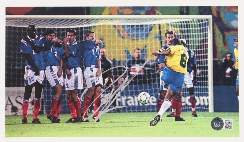 Roberto Carlos Signed Team Brazil 7x12 Photo (Beckett) | Pristine Auction