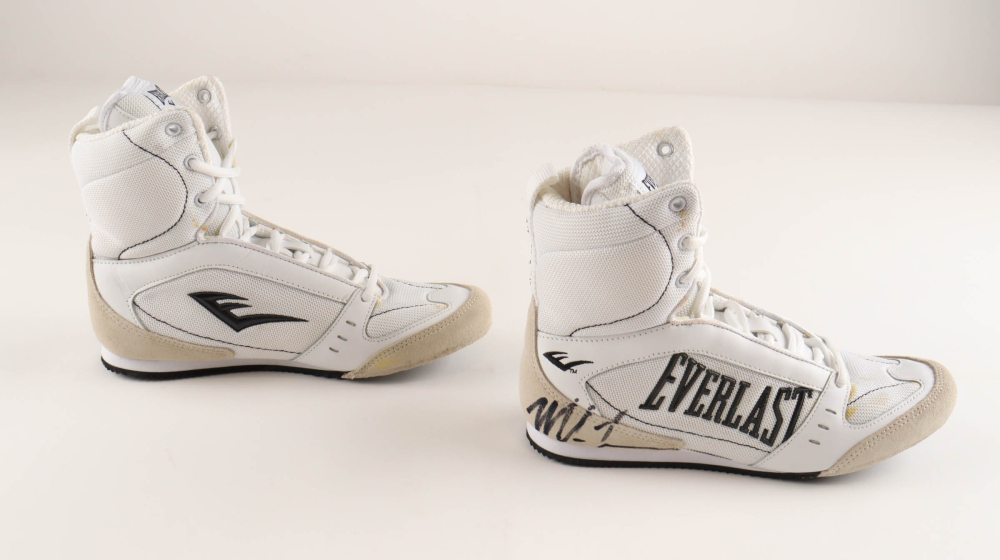 Mike Tyson Signed Everlast Boxing Boot (PSA & Tyson) | Pristine Auction