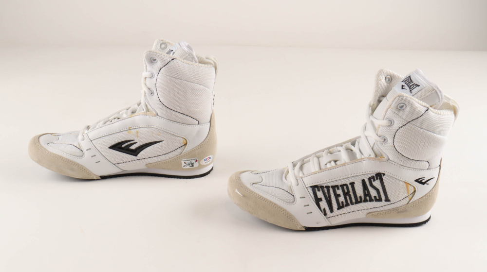 Mike Tyson Signed Everlast Boxing Boot (PSA & Tyson) | Pristine Auction