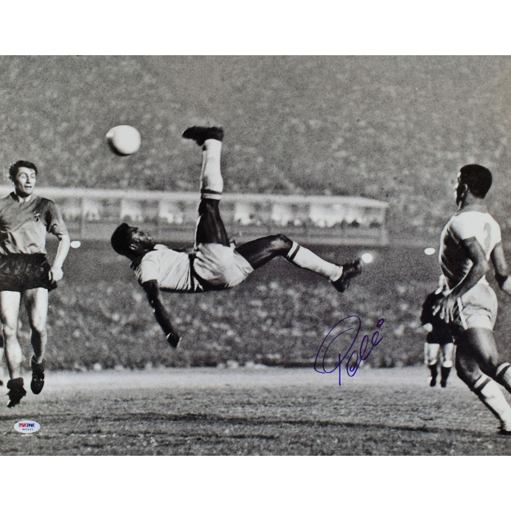Pele Signed Brazil 16x20 Photo (PSA) | Pristine Auction