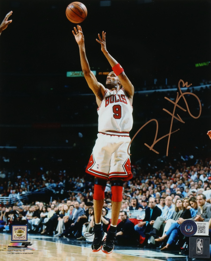 Ron Harper Signed Bulls 8x10 Photo (Beckett) | Pristine Auction