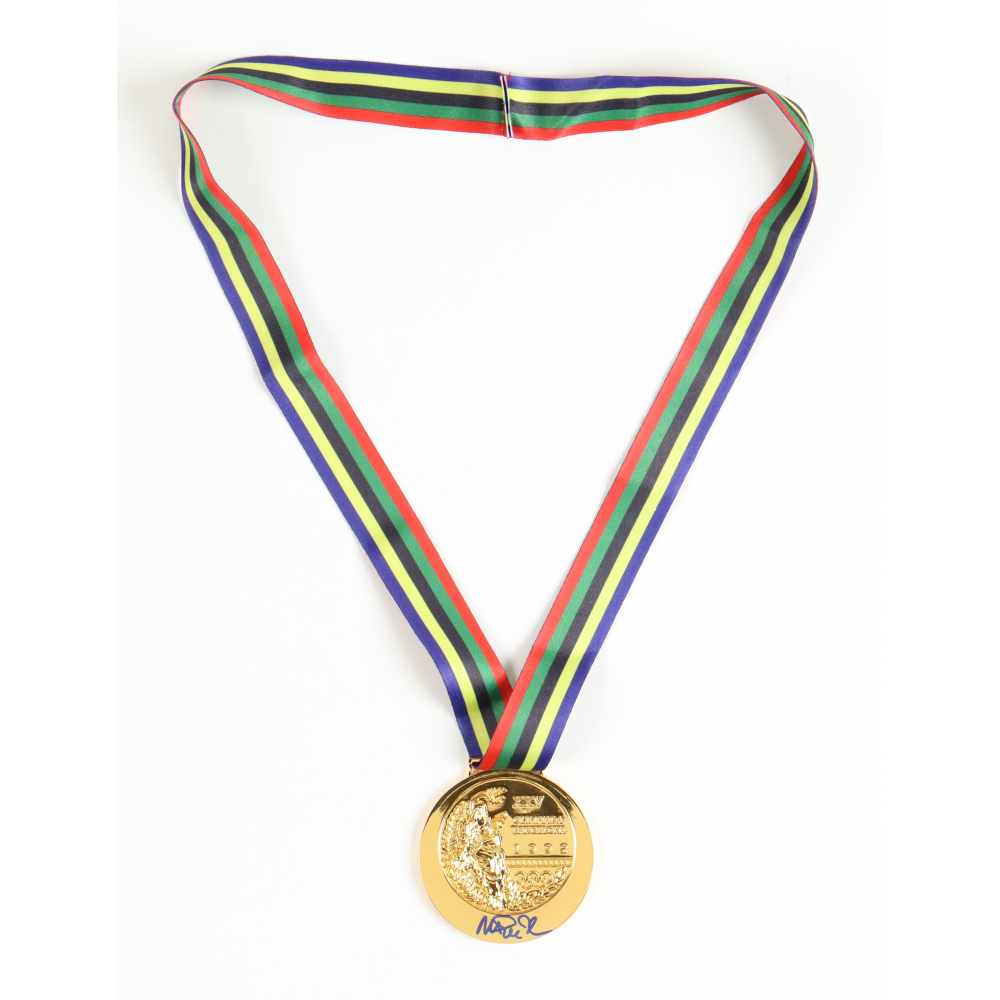 Magic Johnson Signed Replica Gold Medal (Beckett) | Pristine Auction
