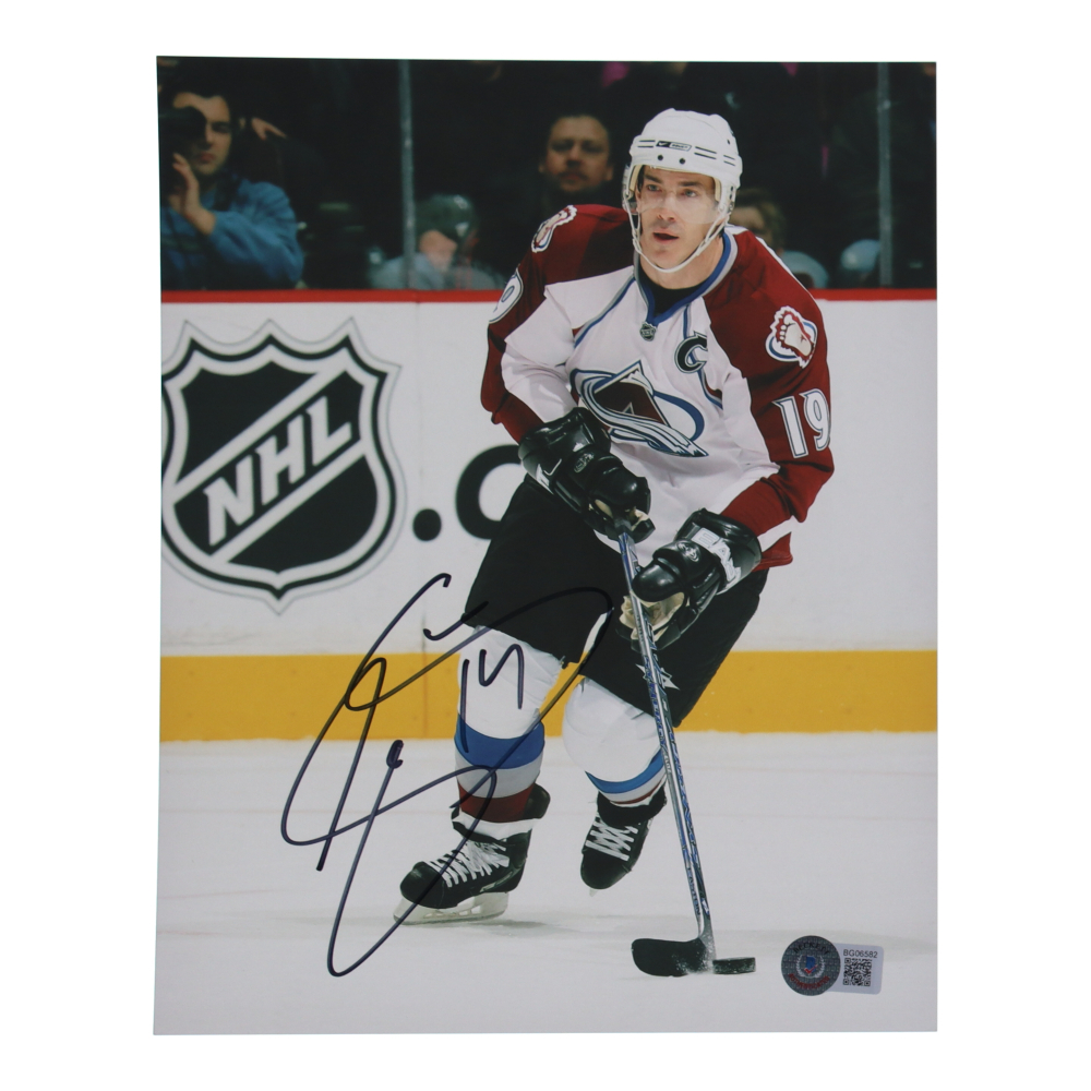 Joe Sakic Signed Avalanche 8x10 Photo (Beckett) | Pristine Auction
