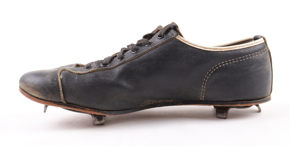 Nolan Ryan Signed 1960s Baseball Cleat (PSA) | Pristine Auction