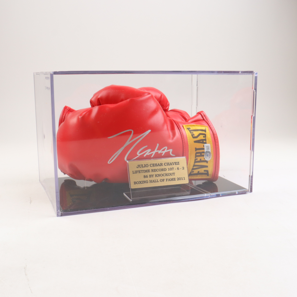 Julio Cesar Chavez Signed Boxing Glove with Display Case (Beckett ...