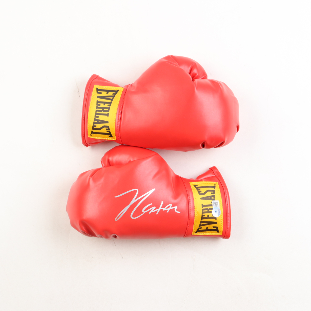 Julio Cesar Chavez Signed Boxing Glove with Display Case (Beckett ...