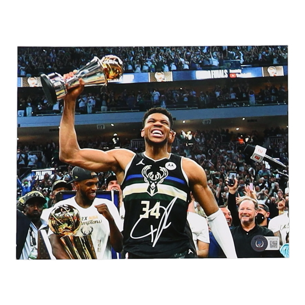 Giannis Antetokounmpo Signed Bucks 8x10 Photo (Beckett) | Pristine Auction