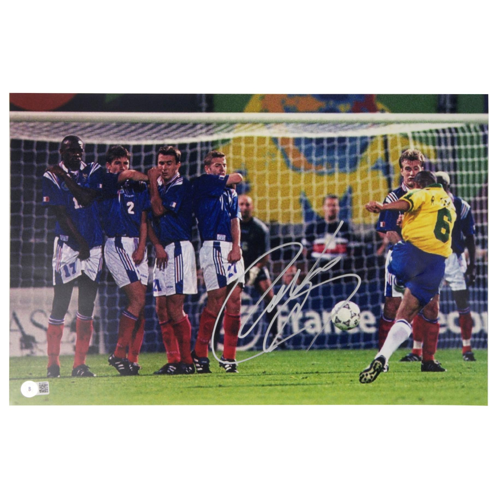 Roberto Carlos Signed Brazil National Team 7x12 Photograph (Beckett ...
