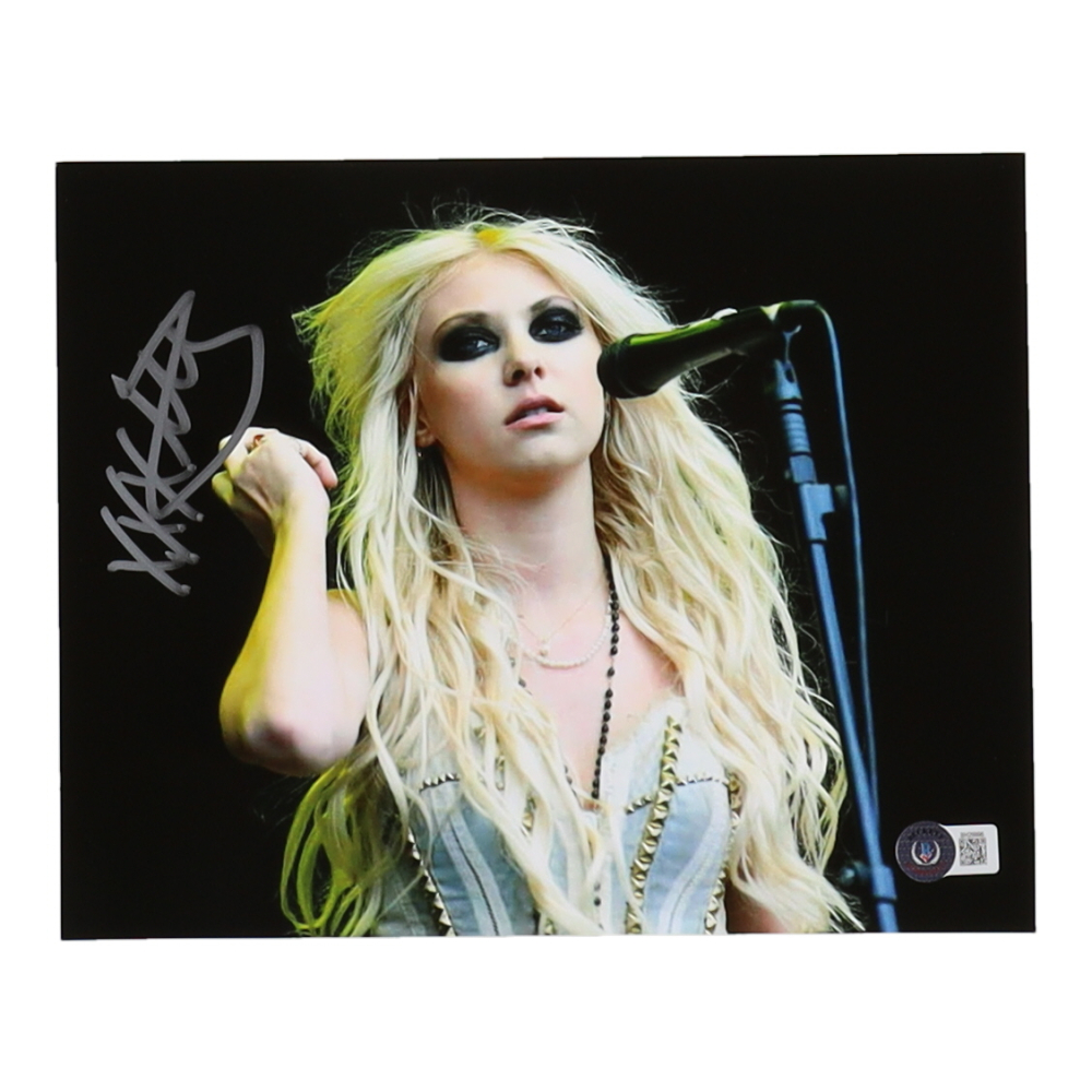 Taylor Momsen Signed 8x10 Photo (Beckett) | Pristine Auction