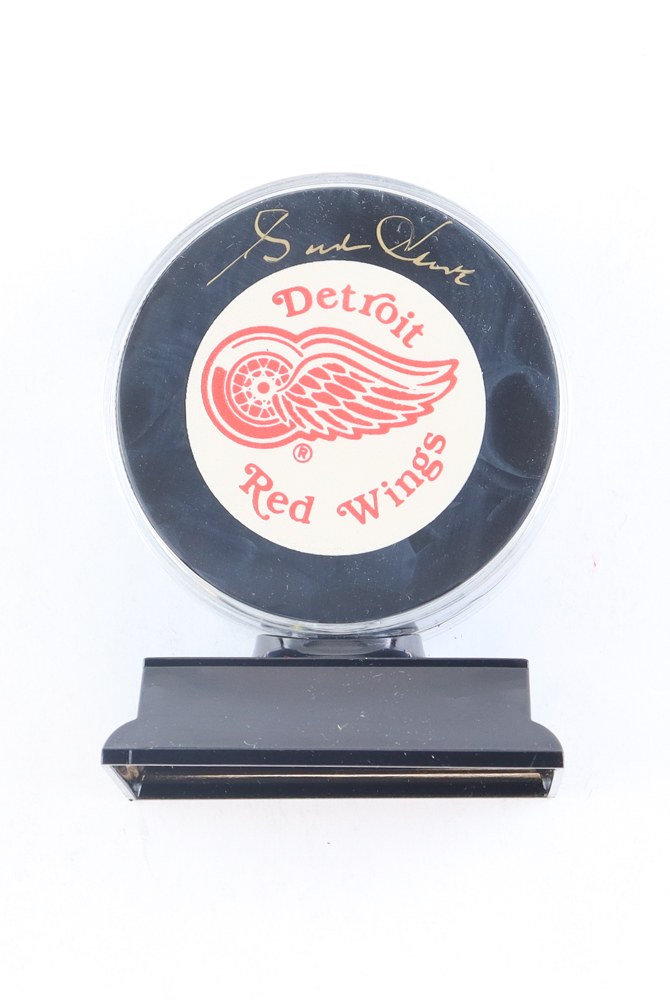 Gordie Howe Signed Red Wings Logo Hockey Puck with Display Case (UDA ...