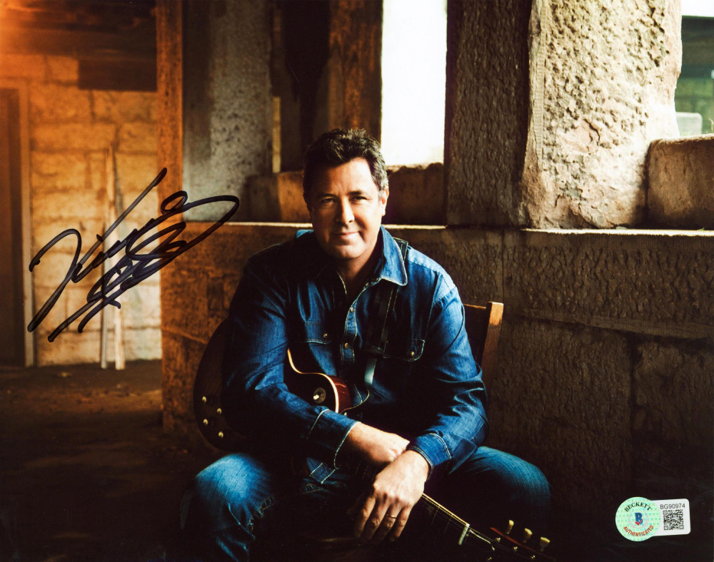 Vince Gill Signed 8x10 Photo (Beckett) | Pristine Auction