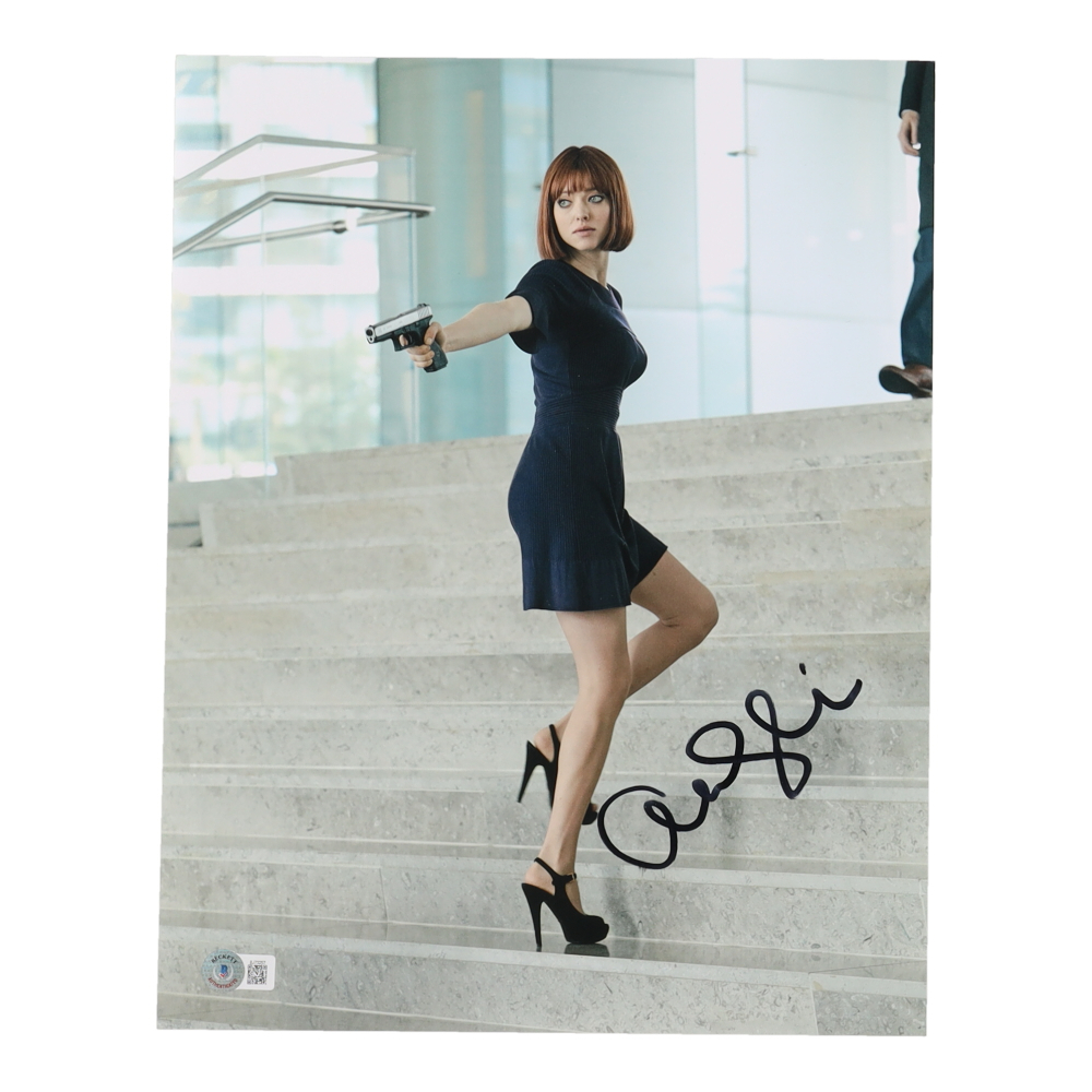 Amanda Seyfried Signed 11x14 Photo (Beckett) | Pristine Auction