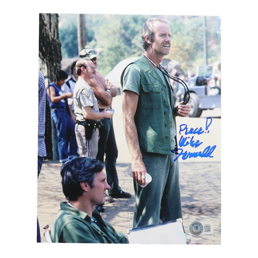 Mike Farrell Signed "M*A*S*H" 8x10 Photo Inscribed "Peace" (Beckett ...