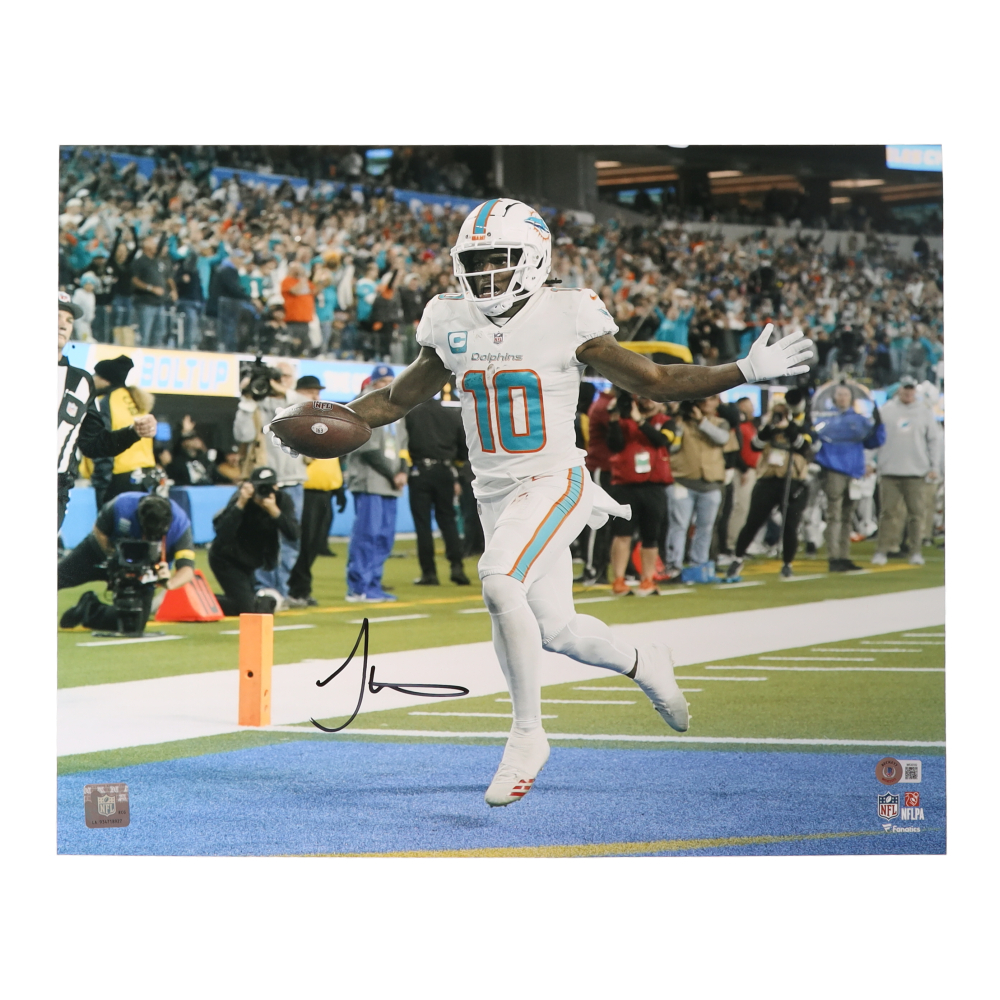 Tyreek Hill Signed Dolphins 16x20 Photo (Beckett) | Pristine Auction
