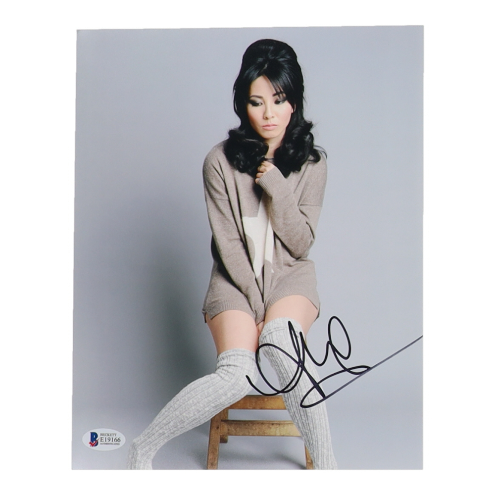 Jing Lusi Signed 8x10 Photo (Beckett) | Pristine Auction
