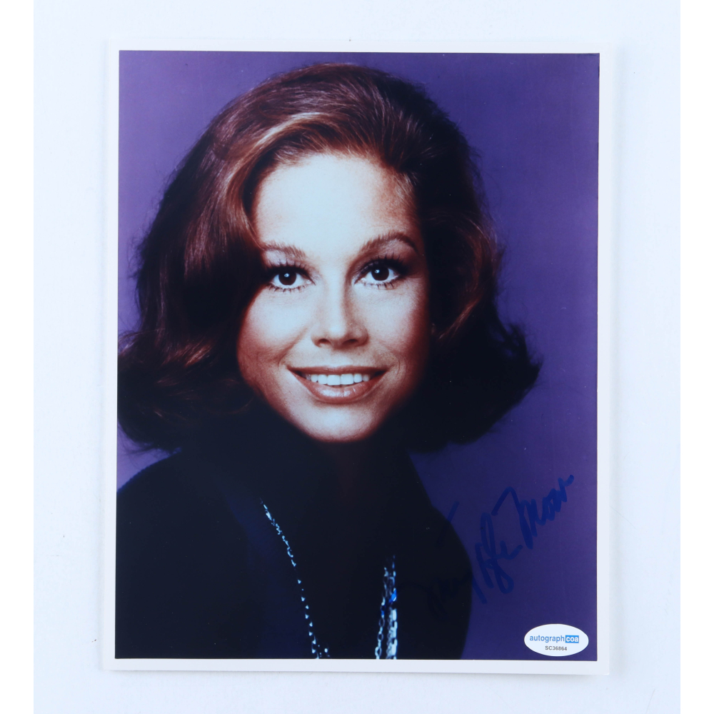 Mary Tyler Moore Signed 8x10 Photo (AutographCOA) | Pristine Auction