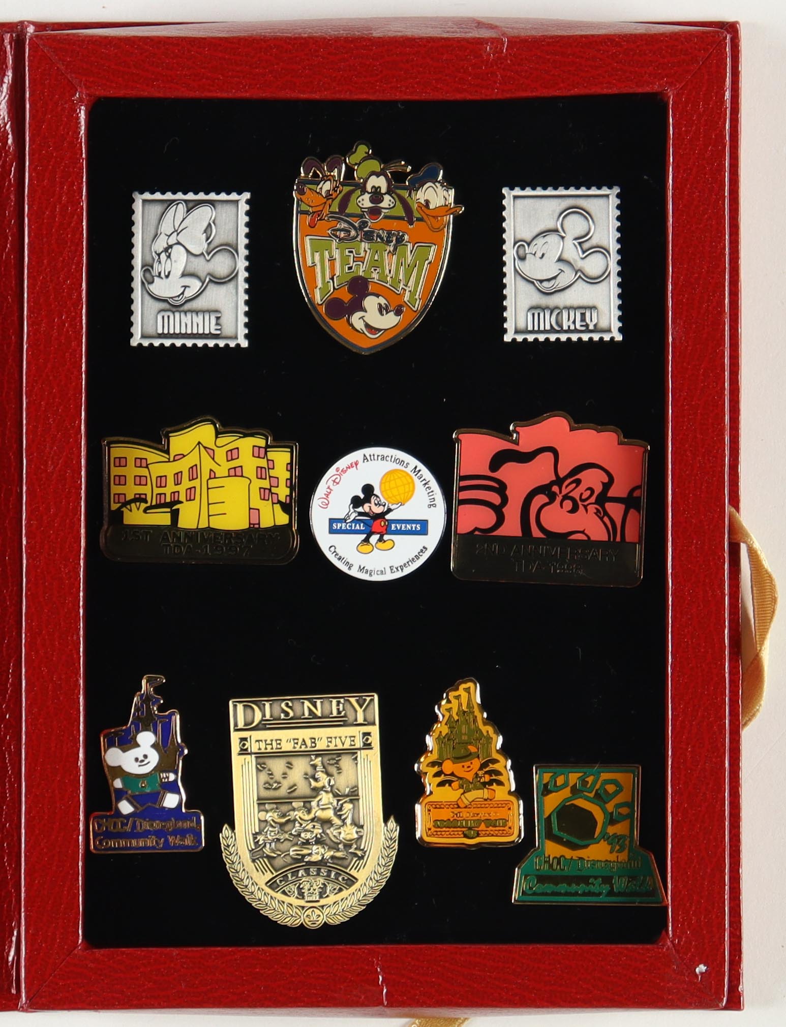 Disney Employee ONly Reward & Recognition Pin Set In Presentation Red ...