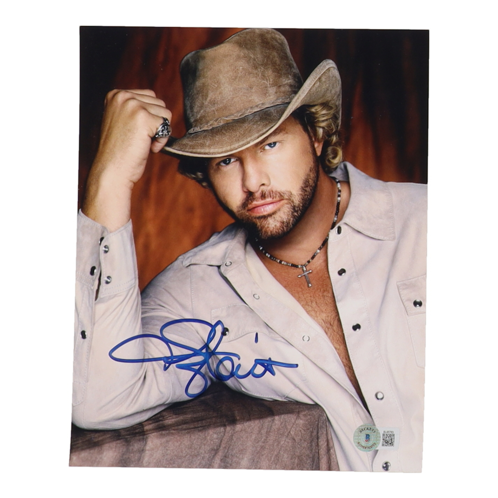 Toby Keith Signed 8x10 Photo (Beckett) | Pristine Auction