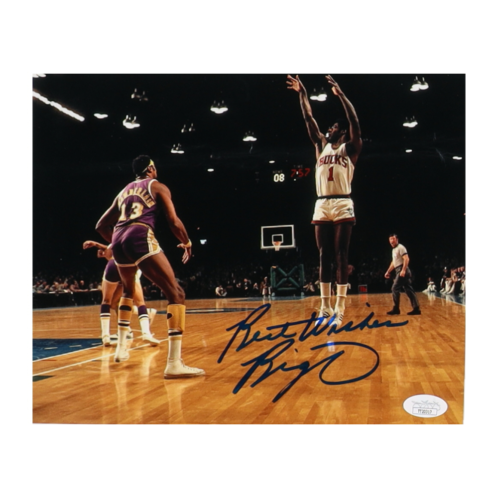 Oscar Robertson Signed Bucks 8x10 Photo (JSA) | Pristine Auction