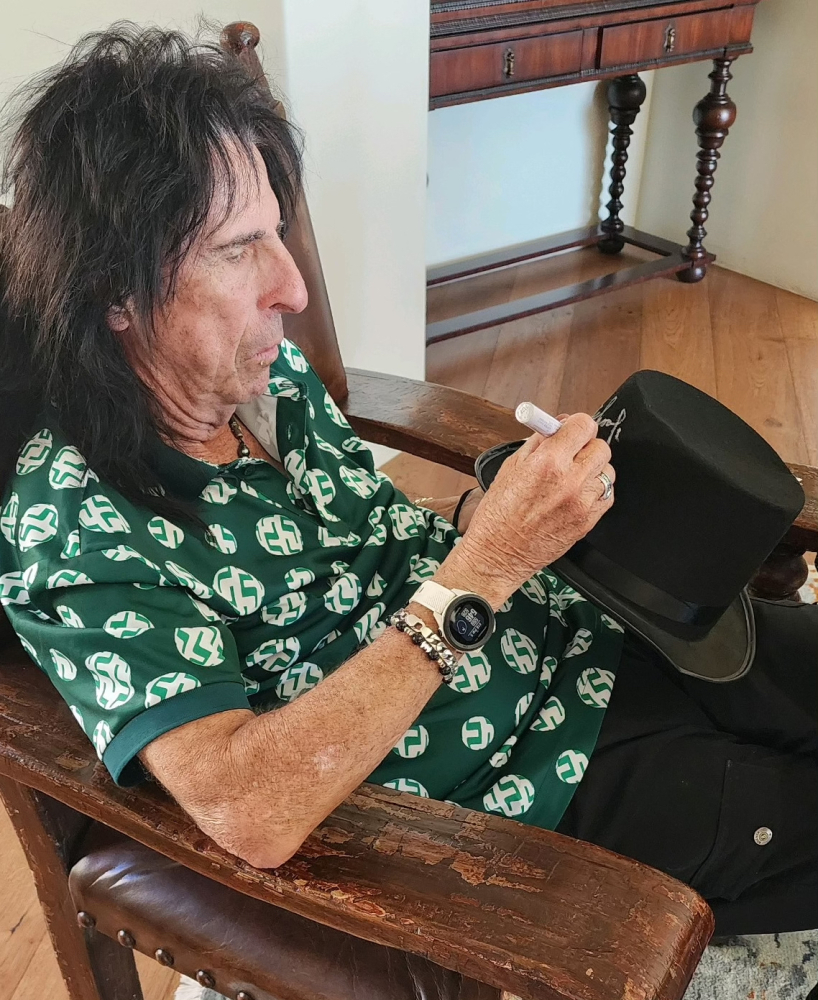Alice Cooper Signed Top Hat Inscribed "School's Out" (Beckett ...