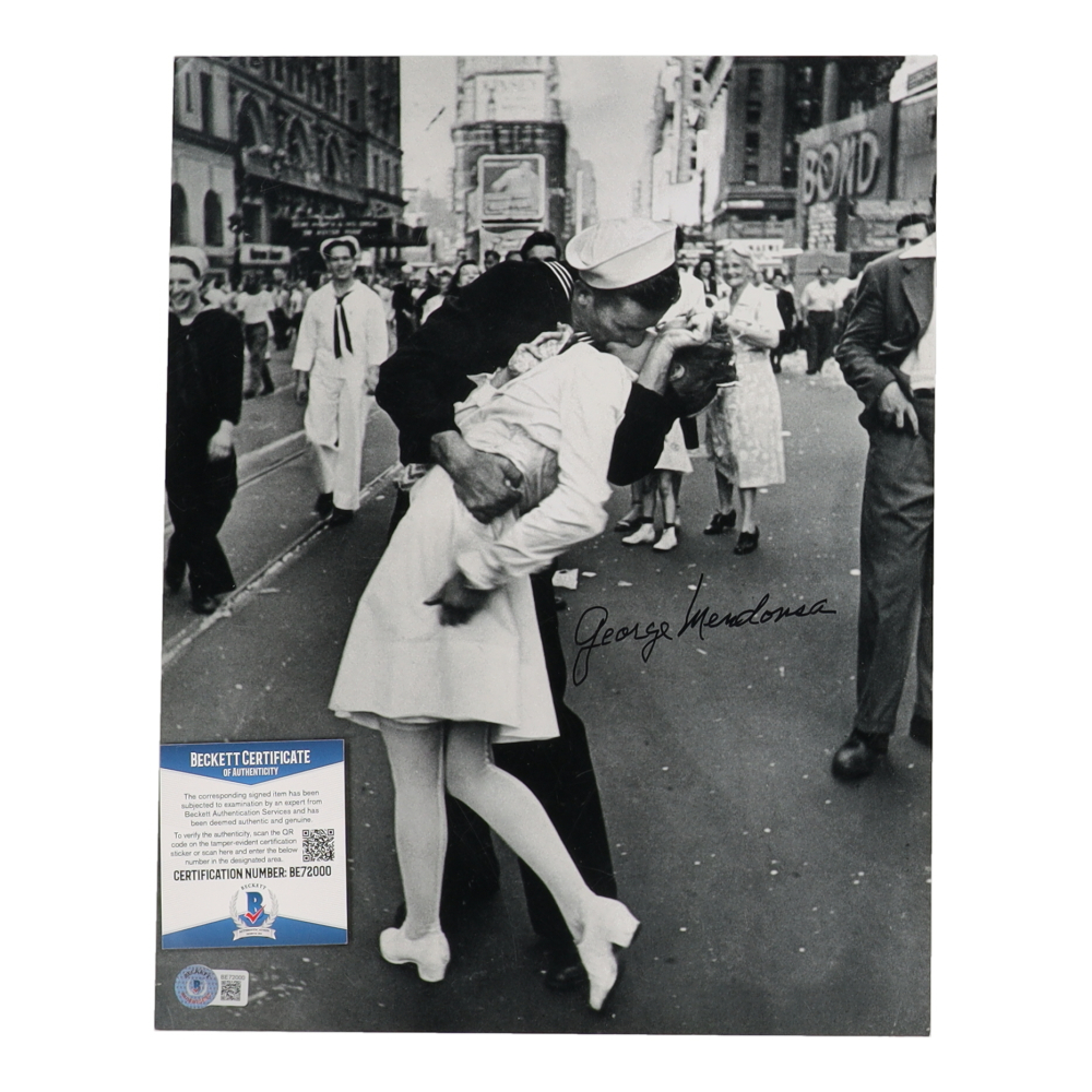 George Mendonsa Signed "V-J Day in Times Square" 11x14 Photo (Beckett ...