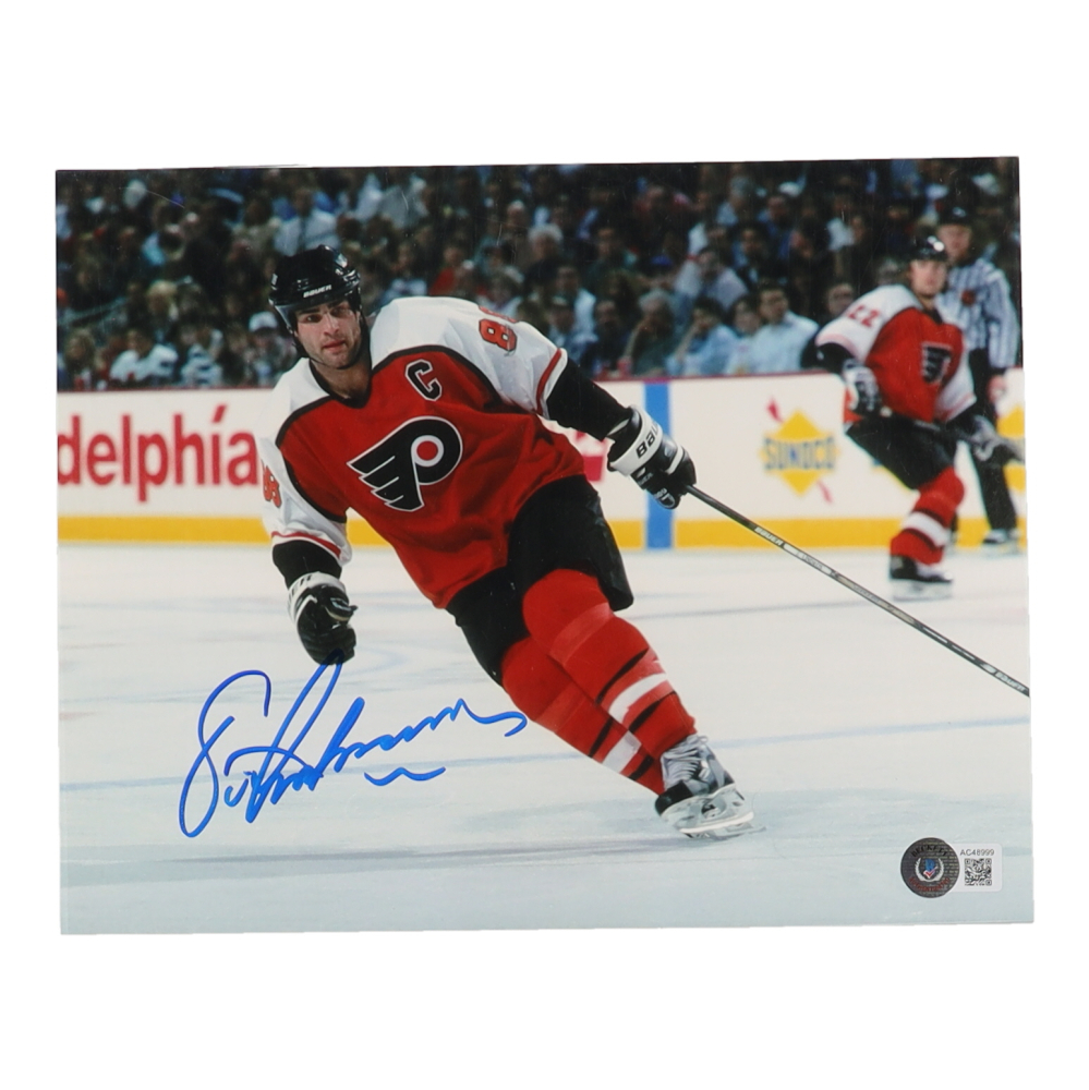 Eric Lindros Signed Flyers 8x10 Photo (Beckett) | Pristine Auction