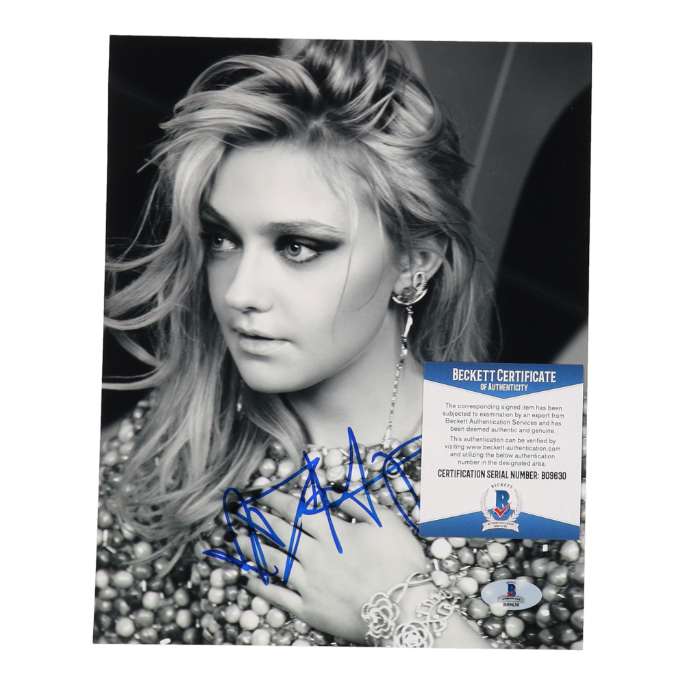 Dakota Fanning Signed 8x10 Photo (Beckett) | Pristine Auction