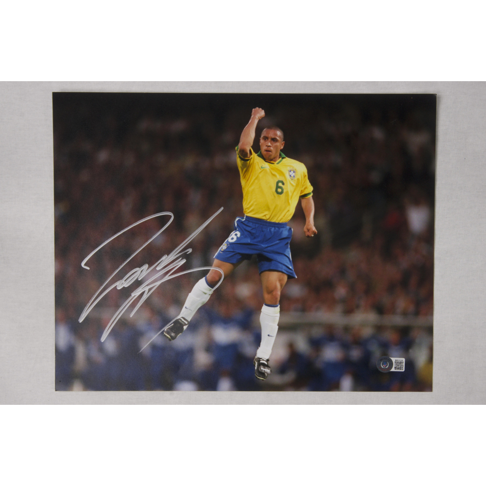 Roberto Carlos Signed 11x14 Photo (Beckett) | Pristine Auction