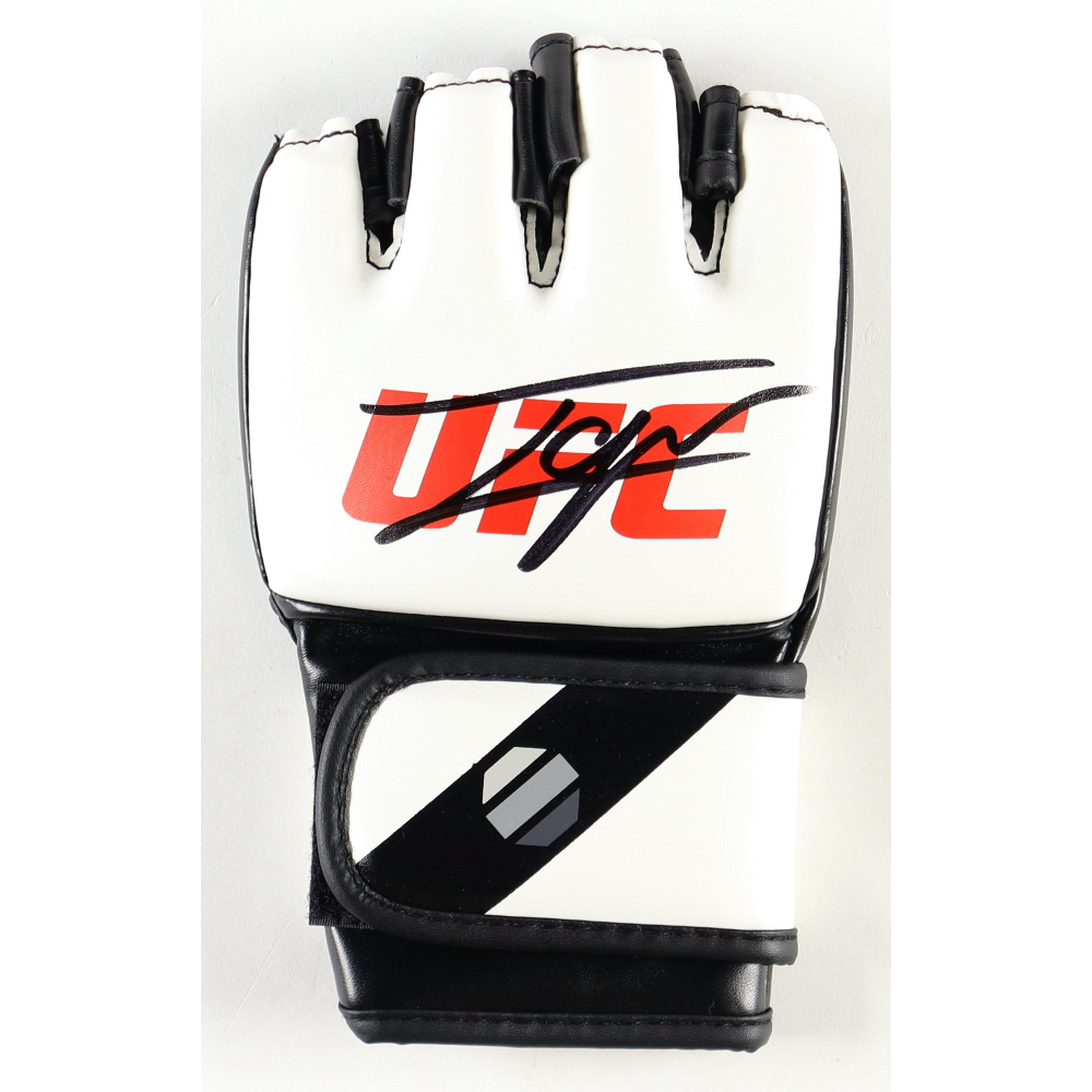 Ilia Topuria Signed UFC Glove (Beckett) | Pristine Auction