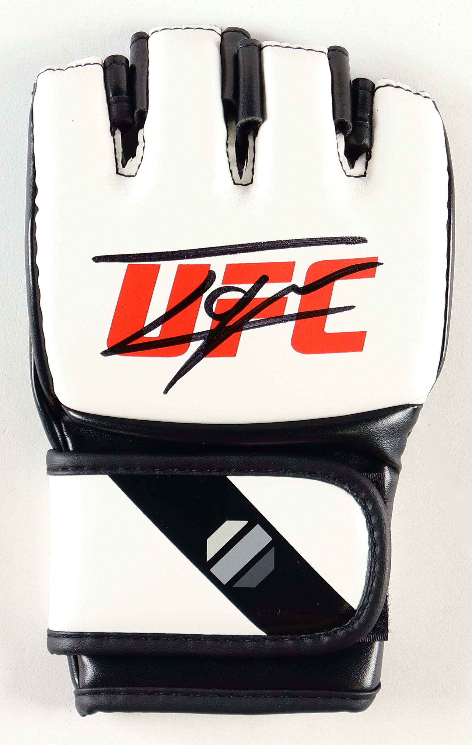 Ilia Topuria Signed UFC Glove (Beckett) | Pristine Auction