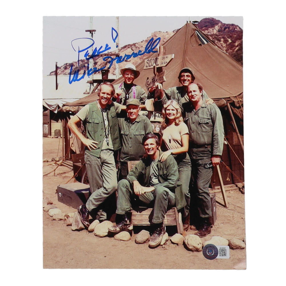Mike Farrell Signed "M*A*S*H" 8x10 Photo Inscribed "Peace!" (Beckett ...