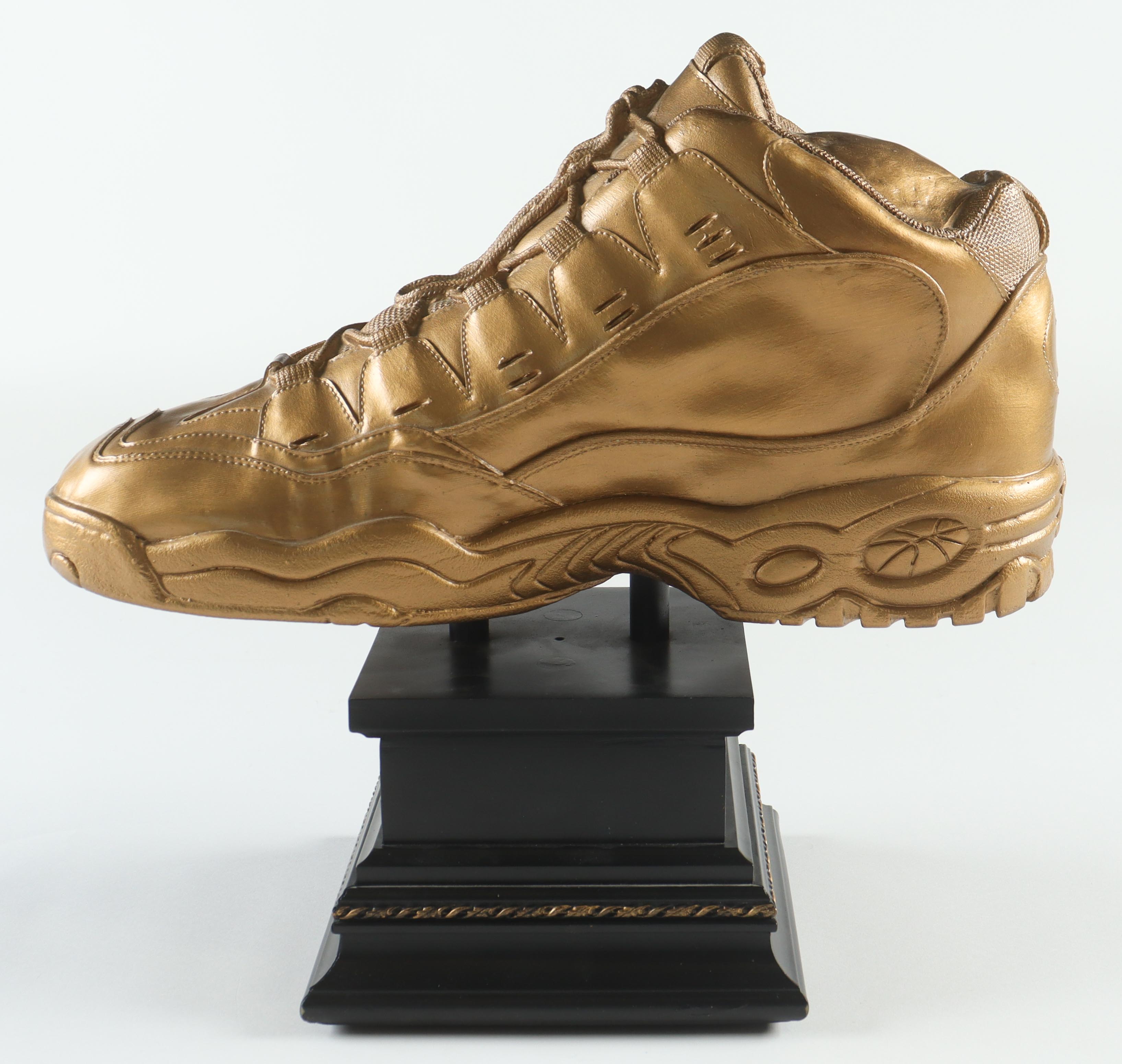 Shaquille O'Neal Signed 14” Shoe Replica Trophy (Beckett) | Pristine ...
