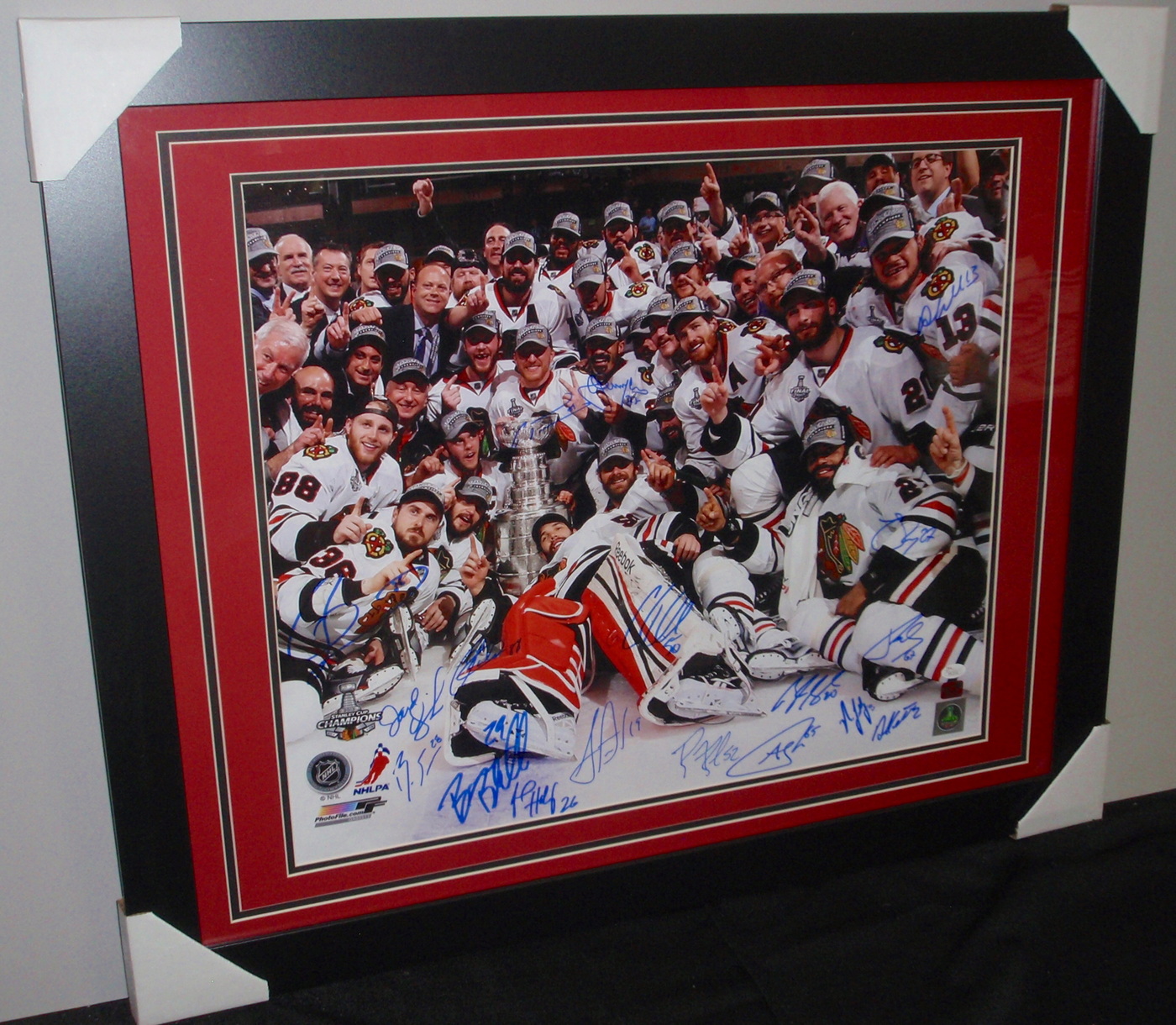 2012-13 Chicago Blackhawks 27x33 Custom Framed Photo Team-Signed by (18 ...