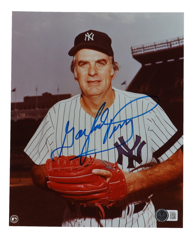 Gaylord Perry Signed Yankees 8x10 Photo (Beckett) | Pristine Auction