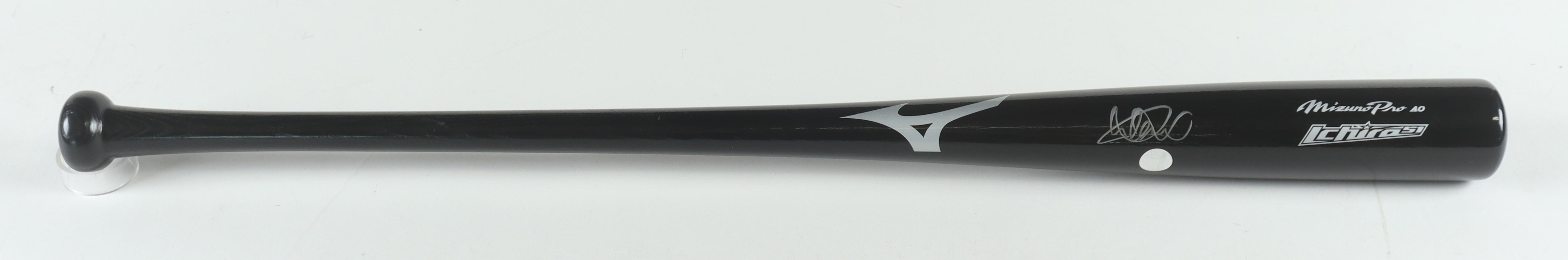 Ichiro Suzuki Signed Mizuno Player Model Baseball Bat (Ichiro & Beckett ...