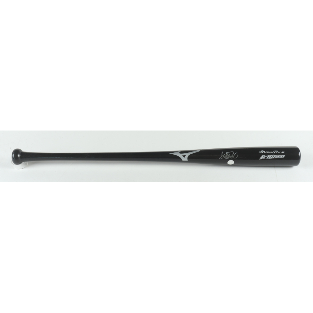 Ichiro Suzuki Signed Mizuno Player Model Baseball Bat (Ichiro & Beckett ...
