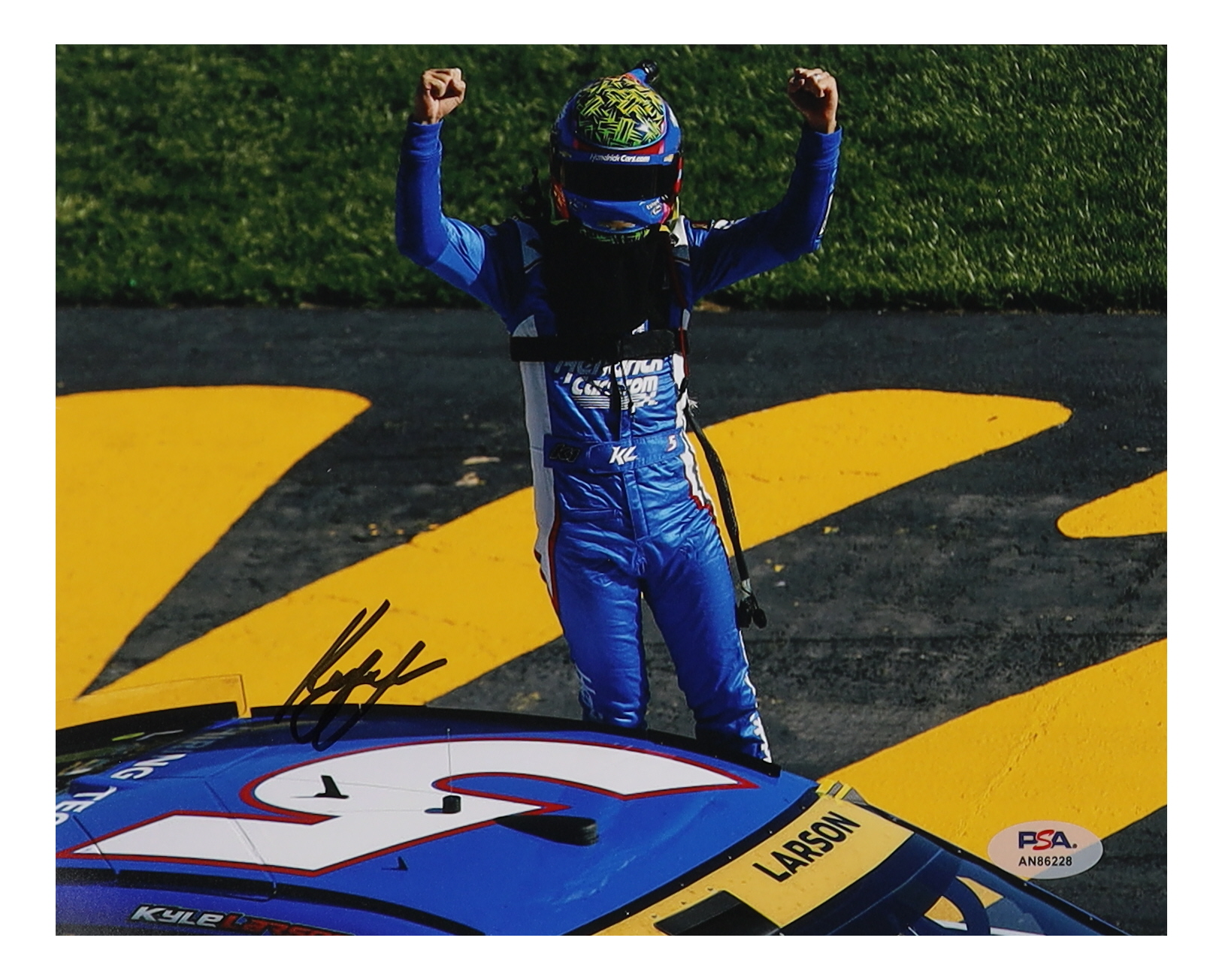 Kyle Larson Signed NASCAR 8x10 Photo (PSA) | Pristine Auction