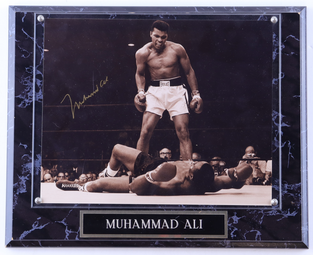 Muhammad Ali Signed Photo Plaque (Mounted Memories) | Pristine Auction